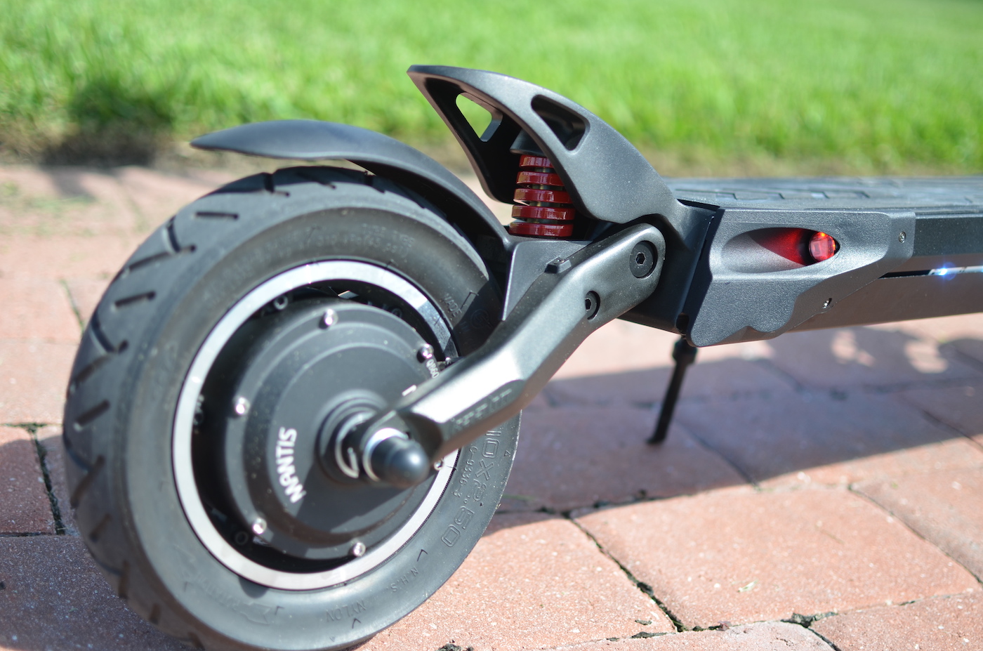 Mantis electric scooter from FluidFreeRide is a 40 MPH speed machine!