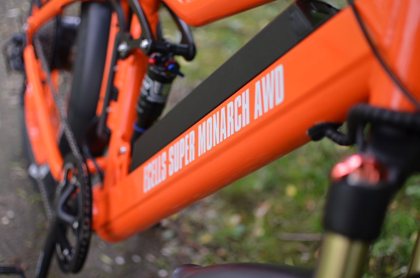 Super Monarch e-bike hits 30 mph with 2 batteries, AWD, and full ...