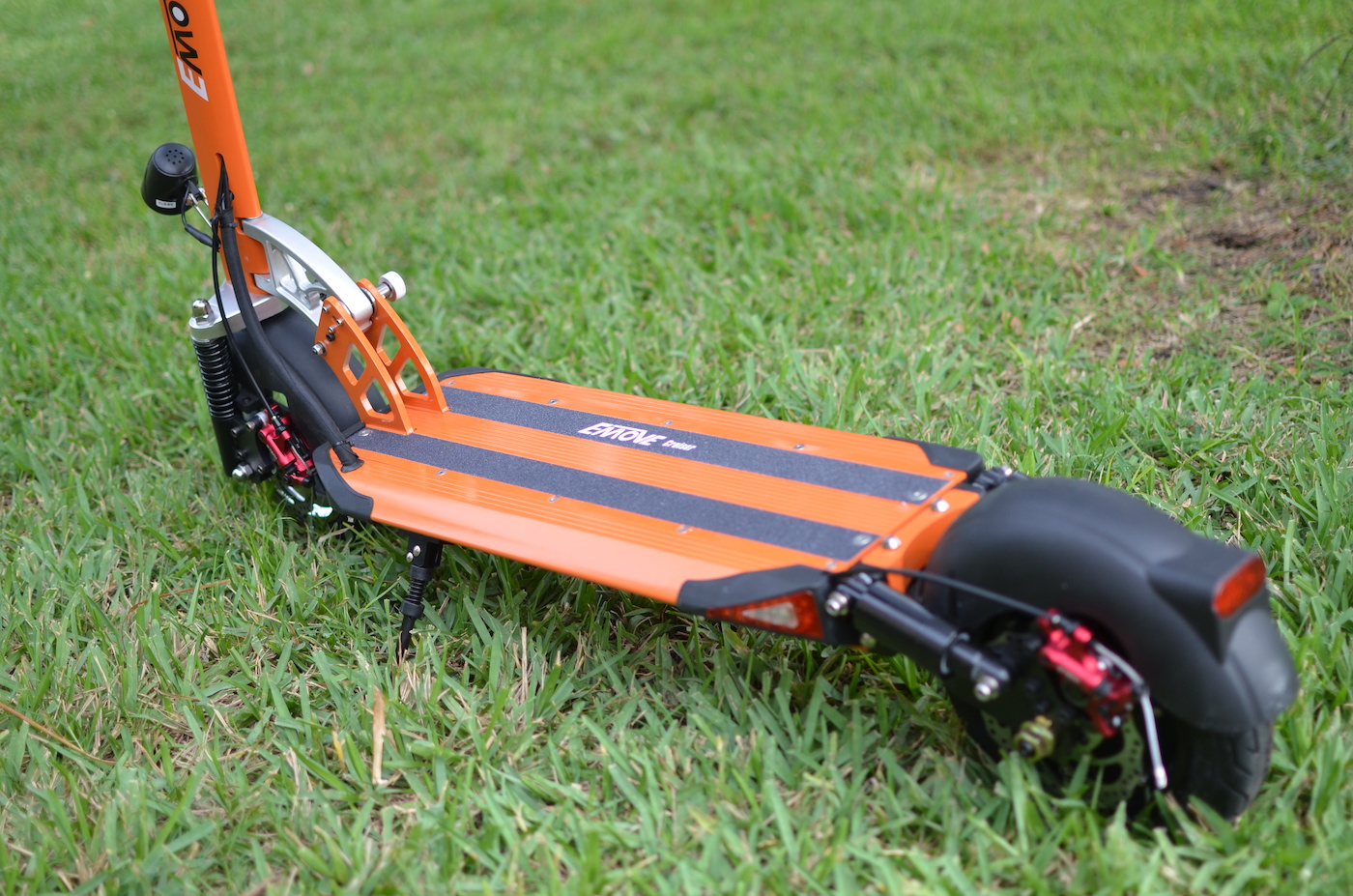 Emove Cruiser electric scooter review: Full suspension and 25 MPH!