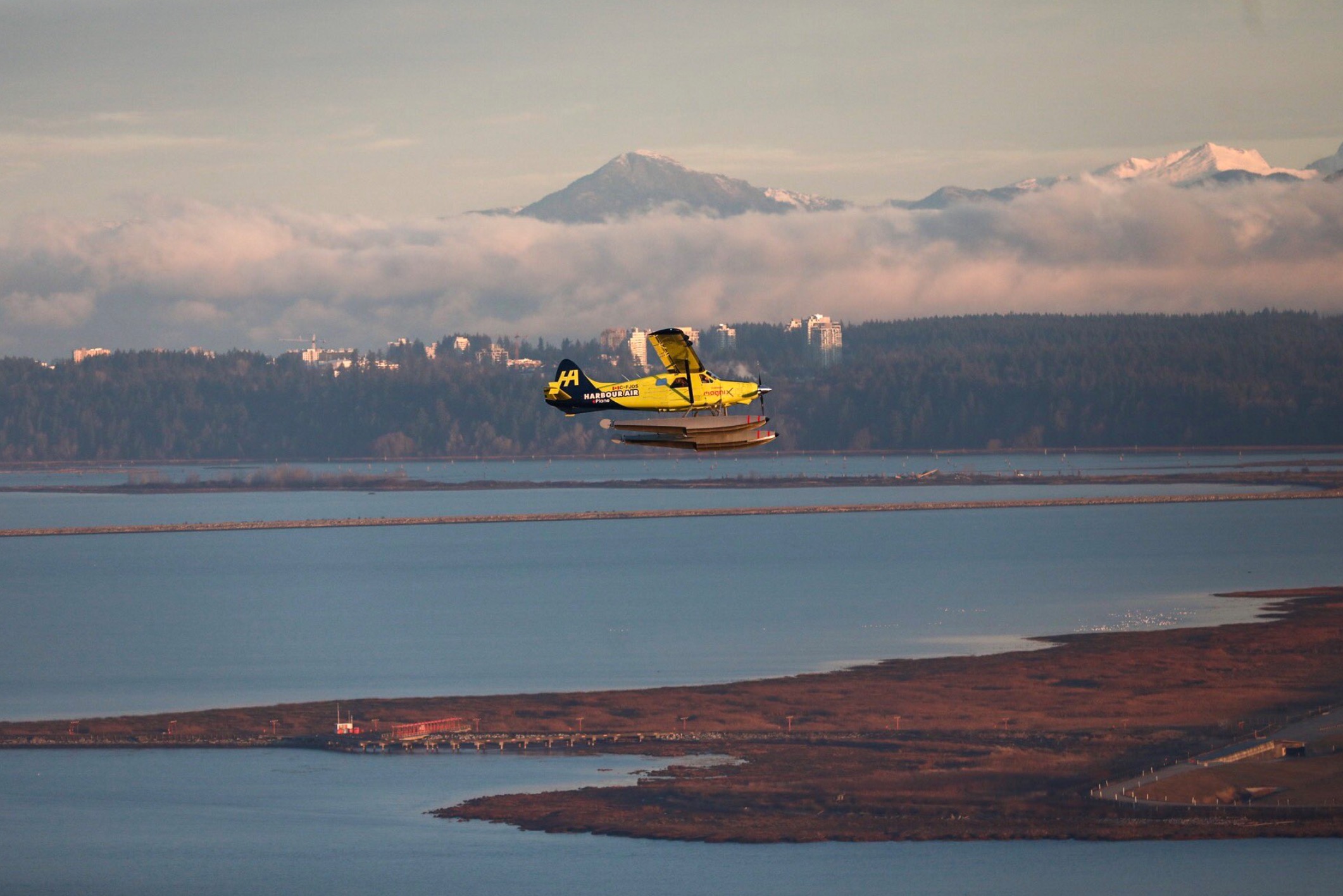 The world’s first commercial electric seaplane takes flight | Electrek