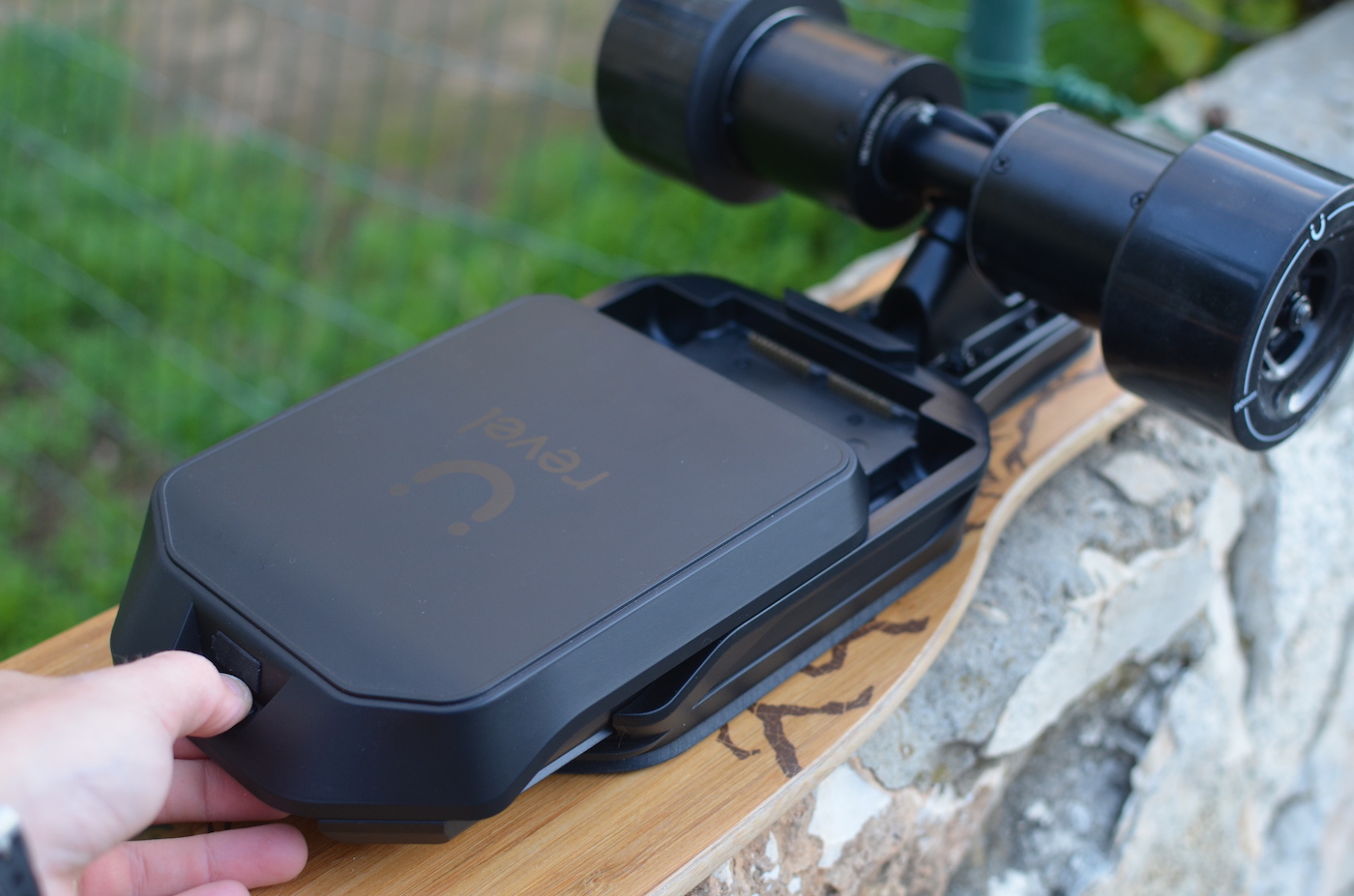 Review: Build a DIY electric skateboard in 5 minutes with Revel kit ...