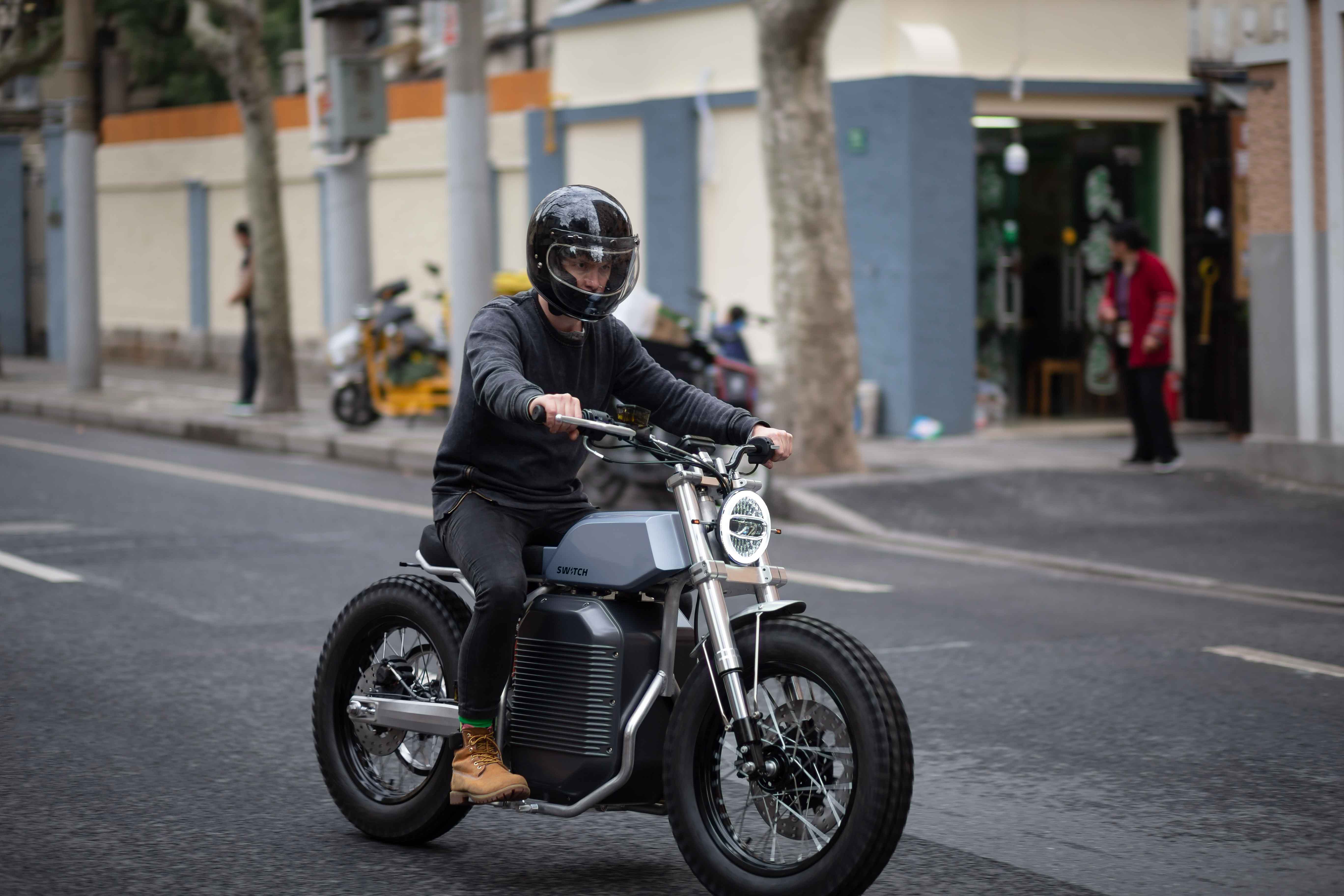 Switch motorcycles unveils retro-futuristic eSCRAMBLER electric ...