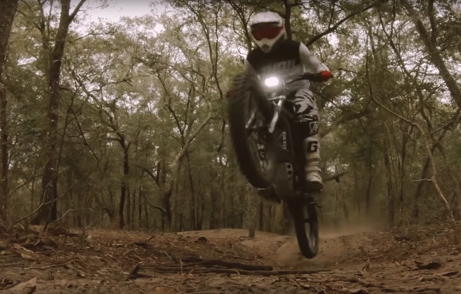 Watch electric Sur Ron race a 5x as powerful gas dirt bike and... place ...