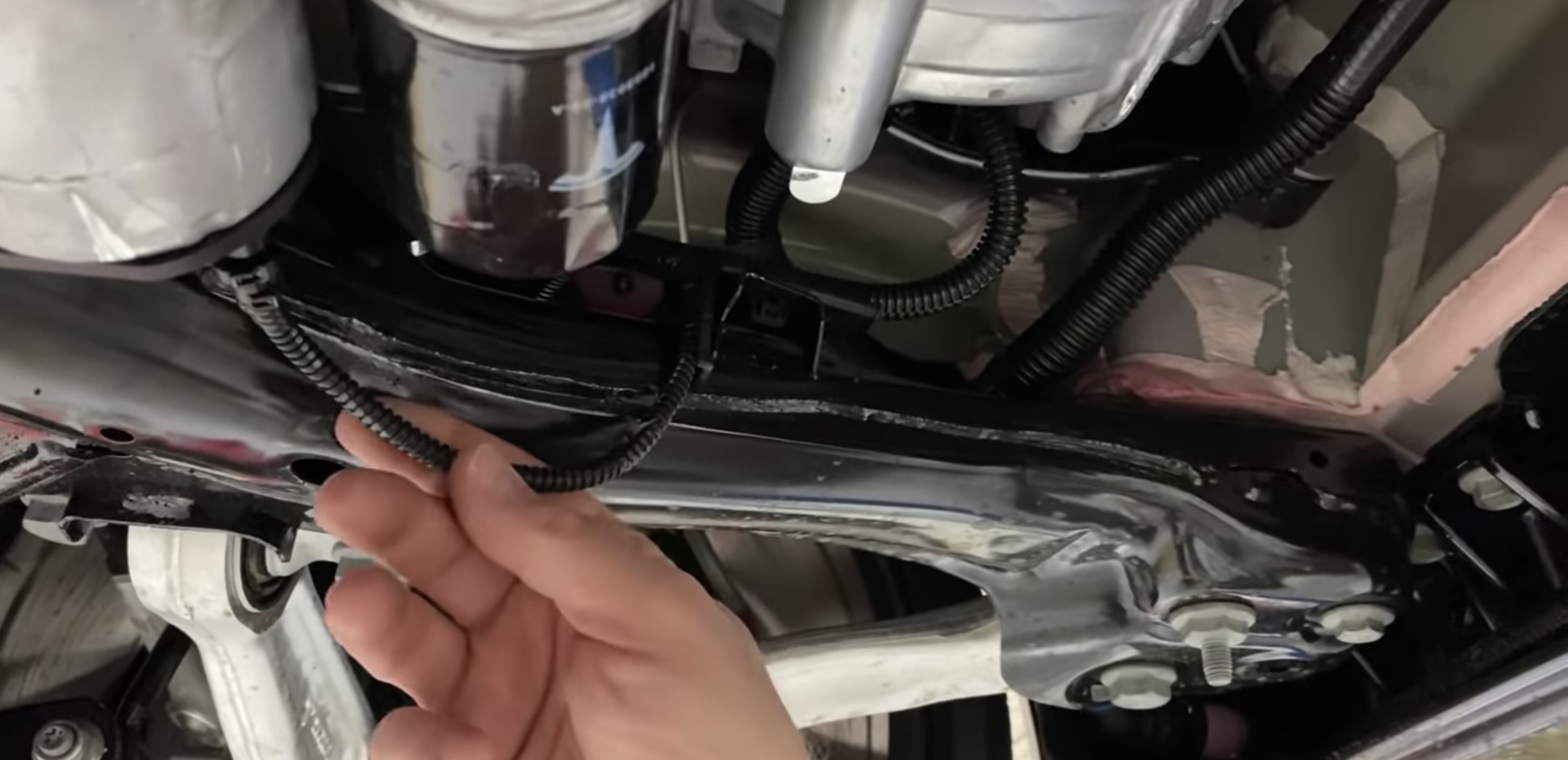 Tesla Model Y teardown: wiring and body casting impress expert | Electrek