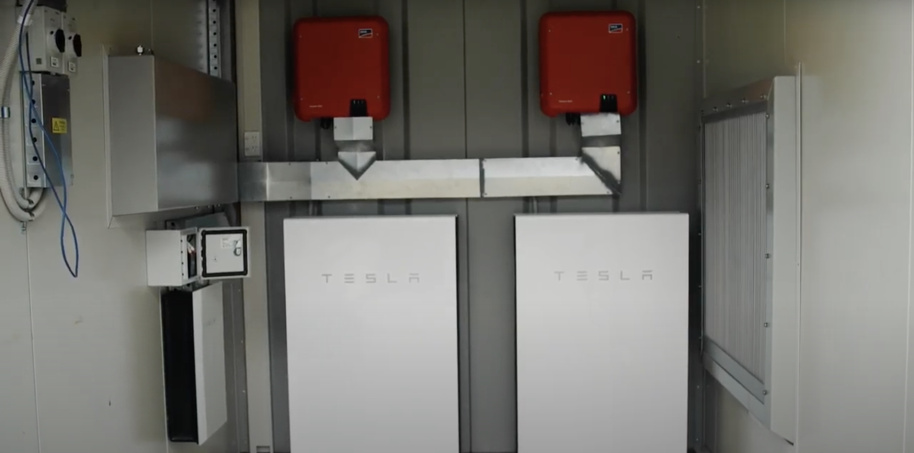 Tesla builds a neat off-grid system to power SailGP boat racing | Electrek