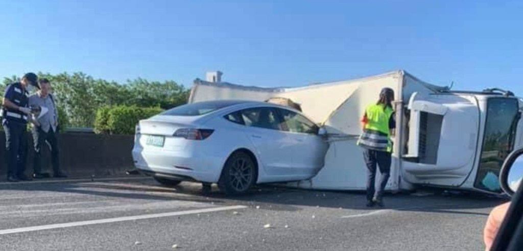 Video of Tesla Model 3 crashing into a truck on Autopilot goes viral ...