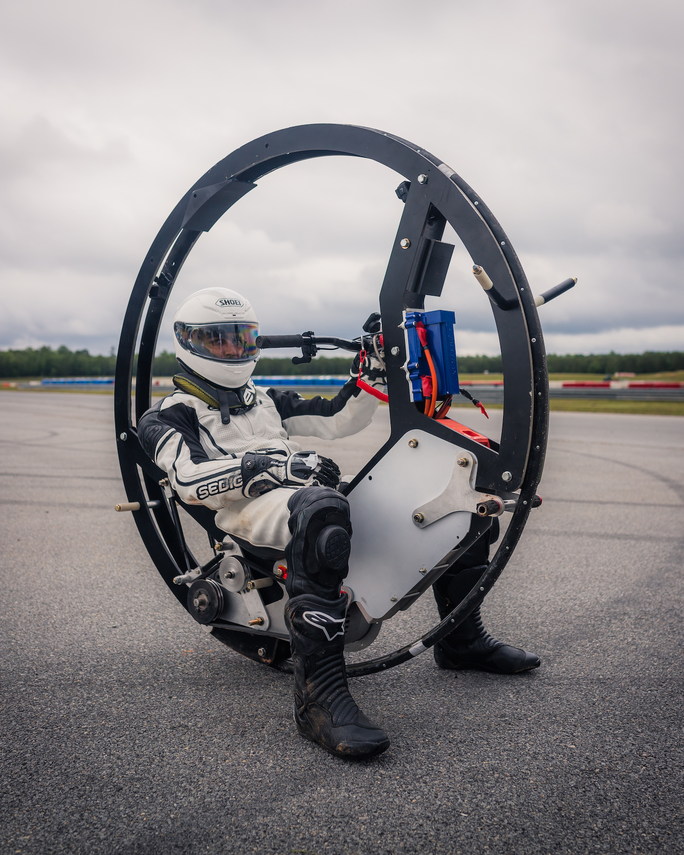 Electric monowheel designed for 70+ MPH hopes to break world record