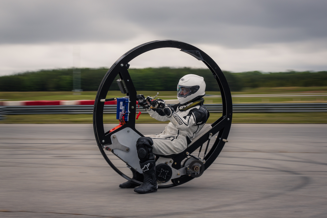 Electric monowheel designed for 70+ MPH hopes to break world record