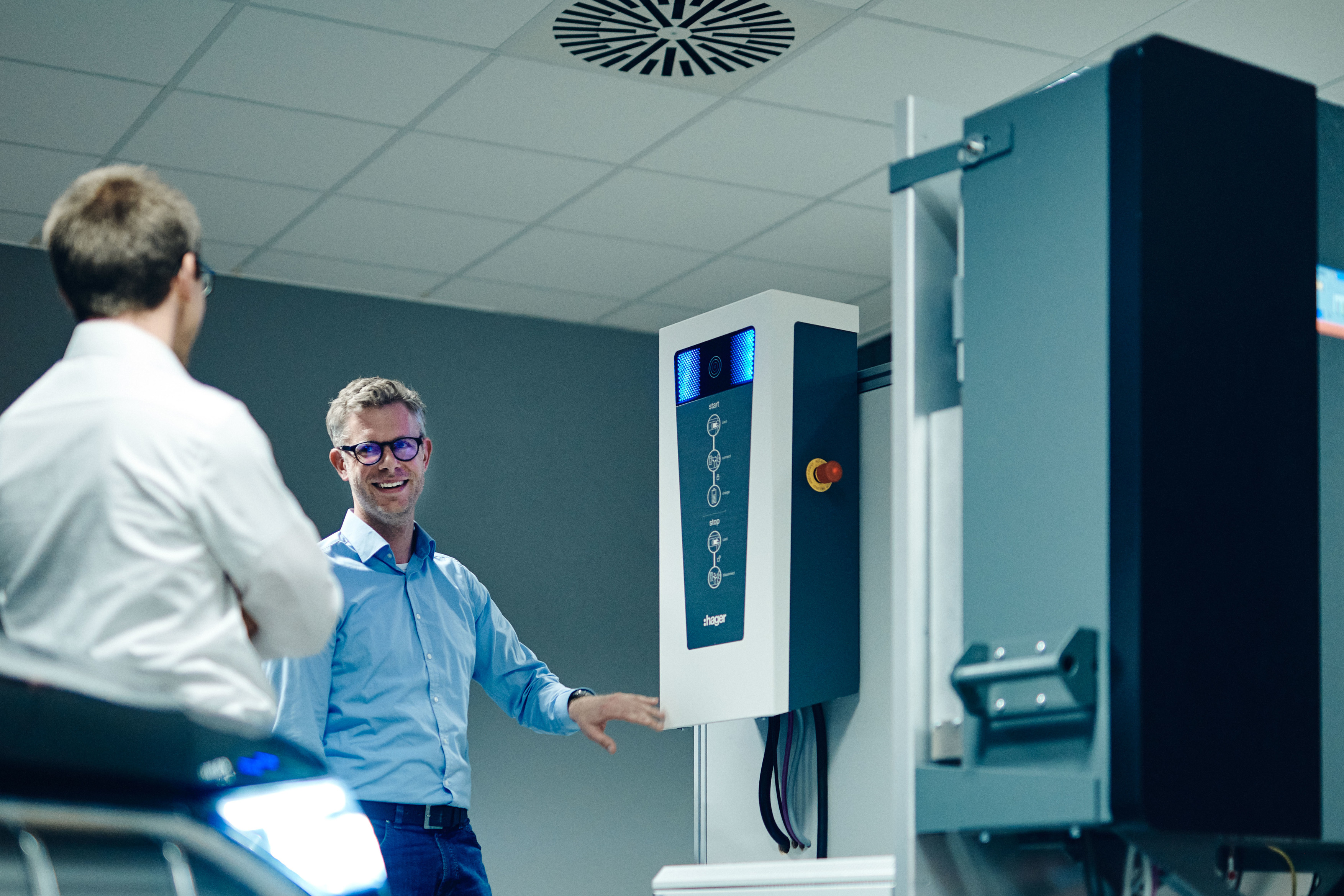 Audi tests new bi-directional charging for electric cars to store solar ...