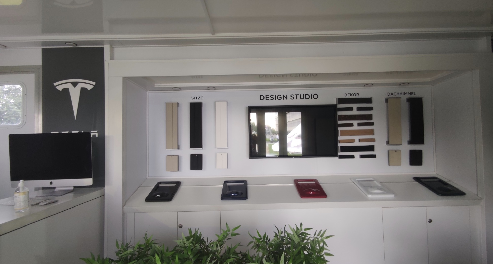 Tesla brings back pop-up store concept inside a trailer | Electrek