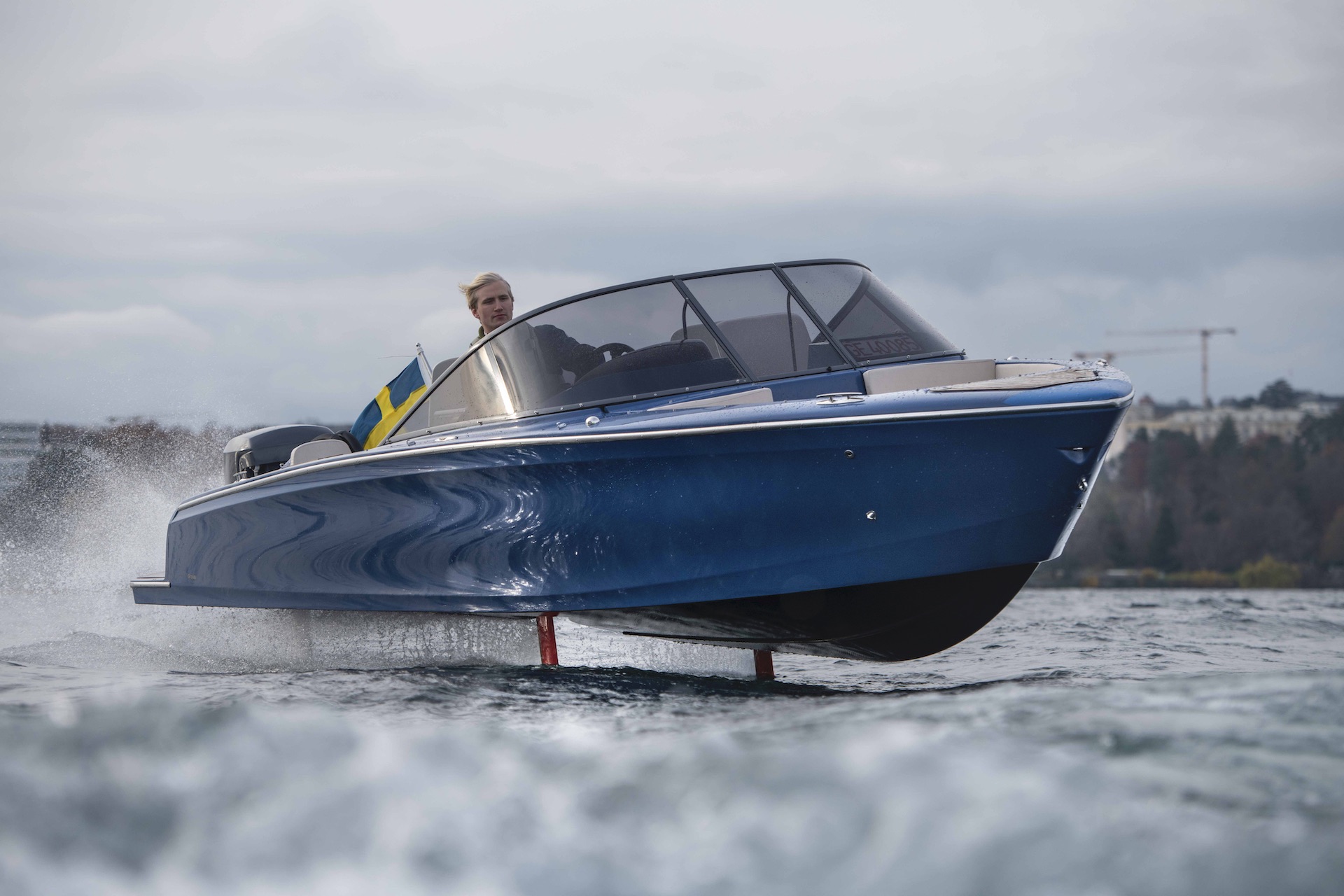 Candela electric hydrofoil boat - watch the first e-foiling boat in action!