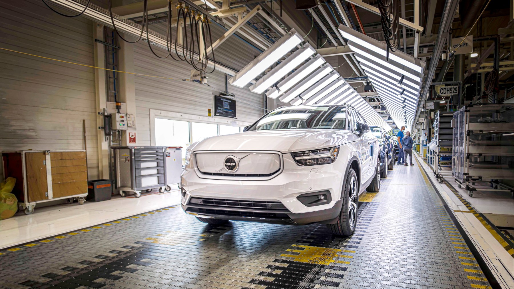 Volvo starts production of its highly-anticipated XC40 electric SUV ...