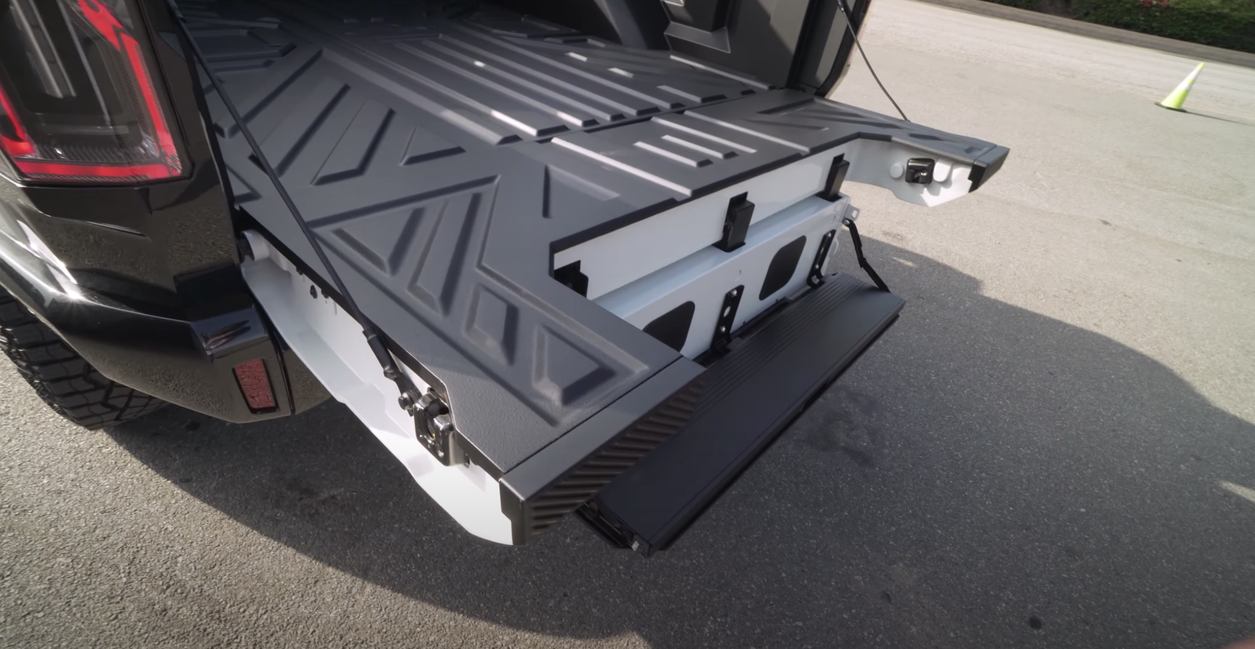 Closer look at the GMC Hummer EV electric pickup truck - Top Tech News