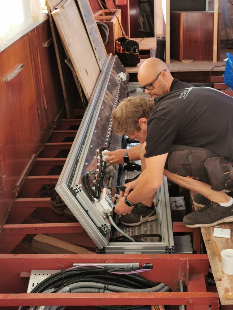 Tesla batteries to power a passenger boat | Electrek