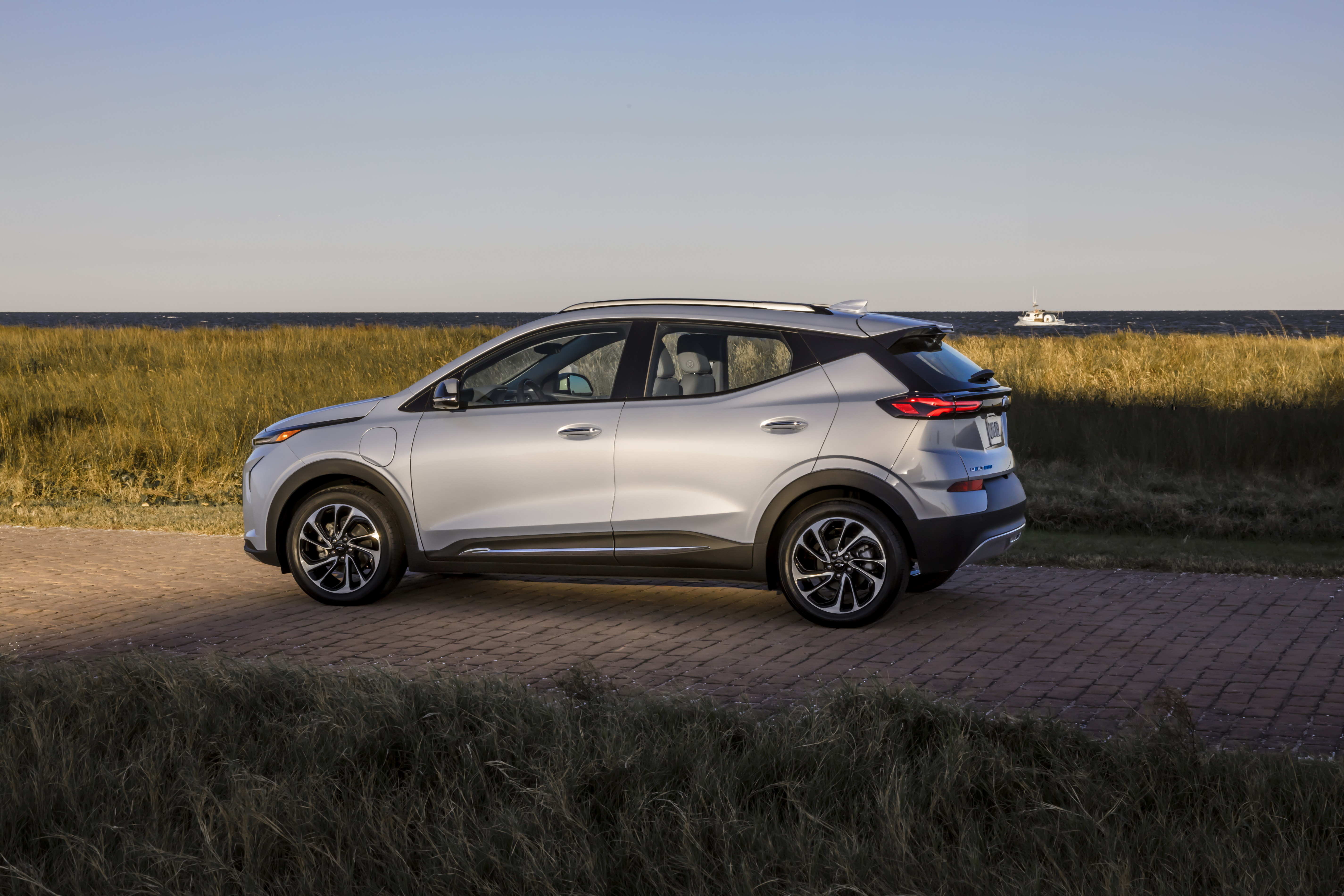 2022 Chevrolet Bolt EUV and EV announced with almost everything you ...