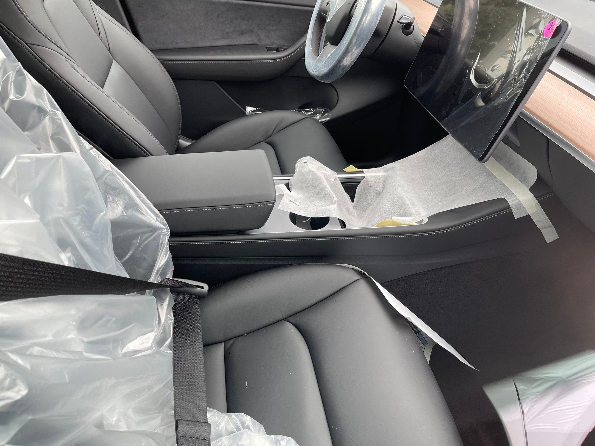 Tesla introduces new center console in Model Y electric SUV | Electrek