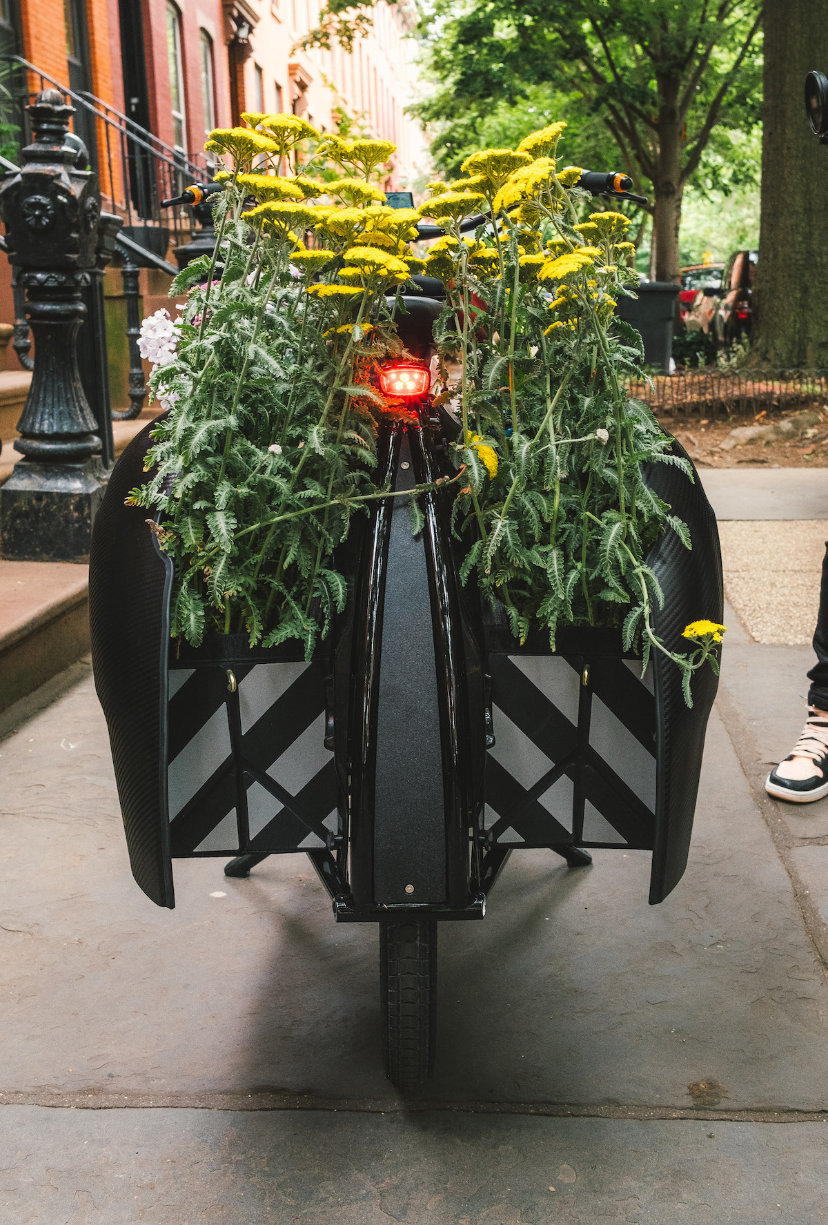 Civilized Cycles Model 1 e-bike launches with self-leveling full suspension