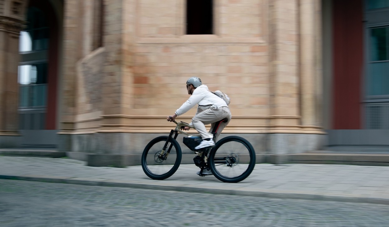 BMW unveils 60 km/h (37 mph) electric bicycle with 300 km (186 mi) range