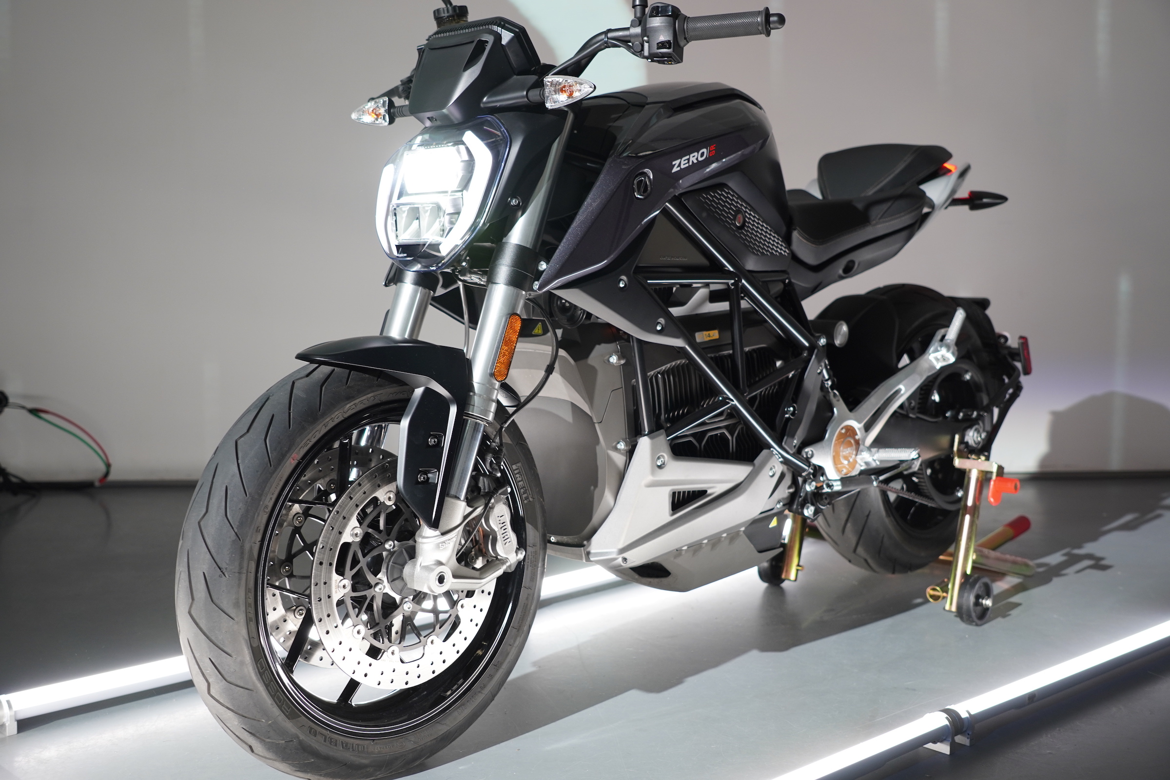 Zero unveils new 2022 SR electric motorcycle, bigger batteries, more tech