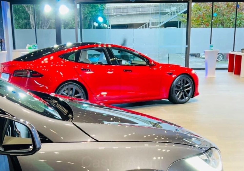 Tesla unveils updated Model S with new headlights, taillights, and CCS ...