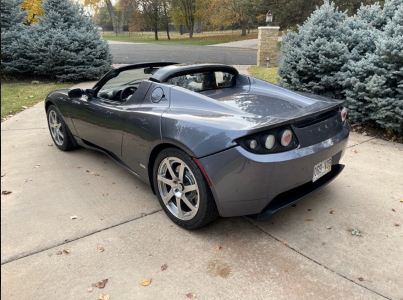 Tesla Roadster sold for over $250,000, a new record for the original ...