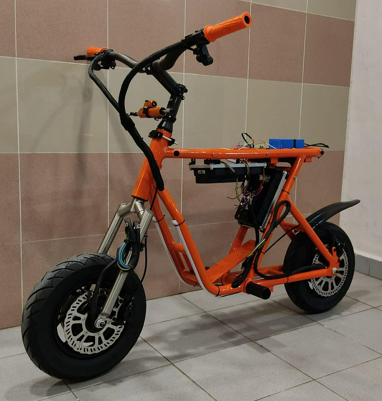 Check out this 5,000W seated electric scooter mod with 60 mph motors