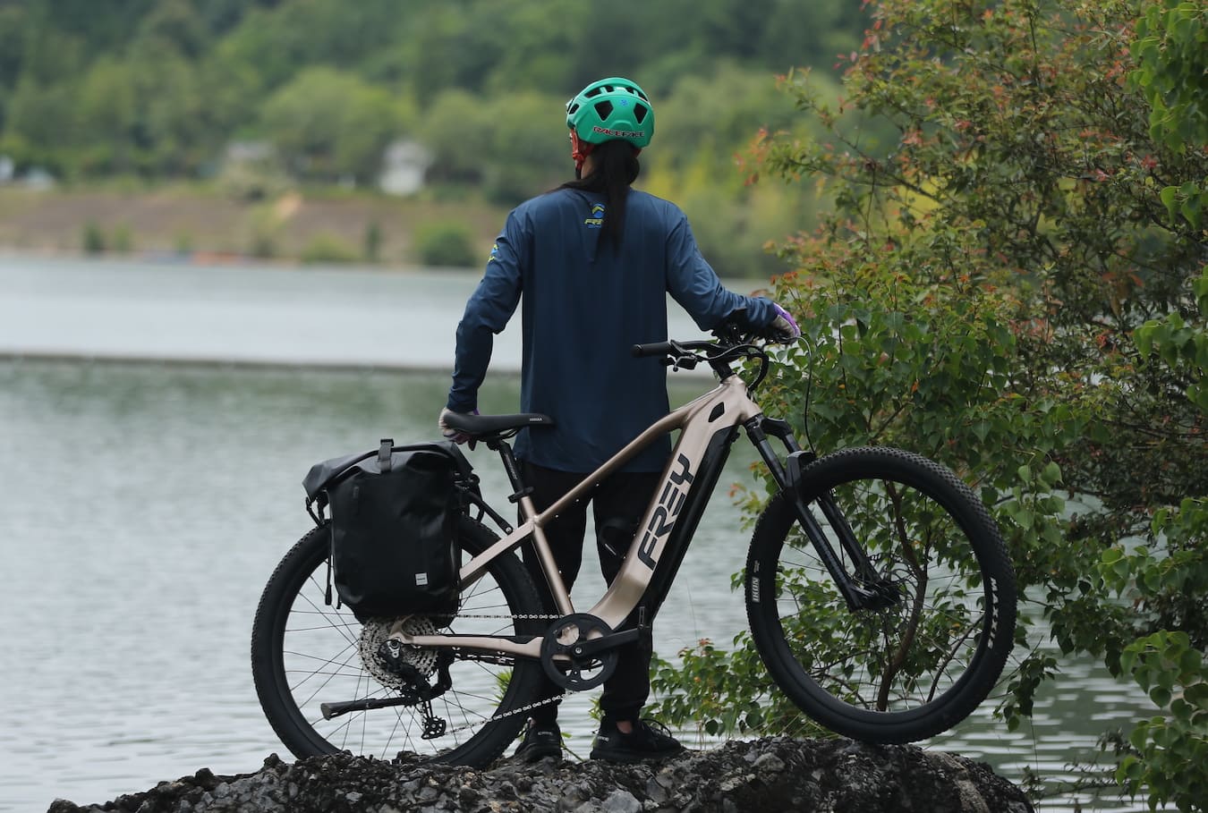 FREY Runner touring electric bike unveiled: huge battery and hub motor