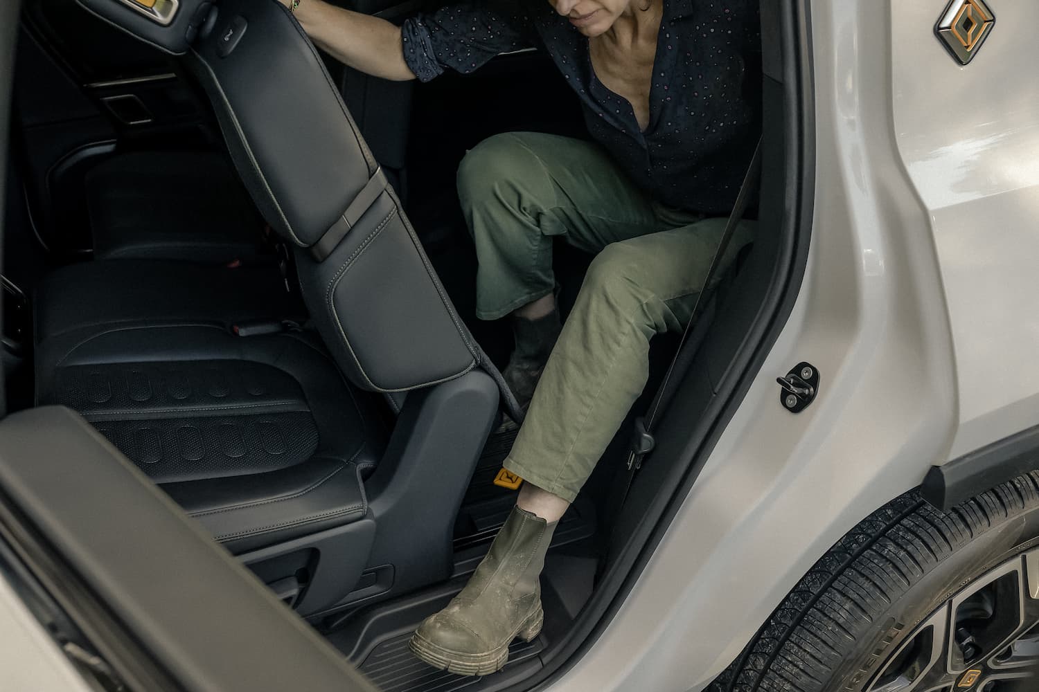 Rivian R1S review and 1st drive: The best SUV ever made? | Electrek