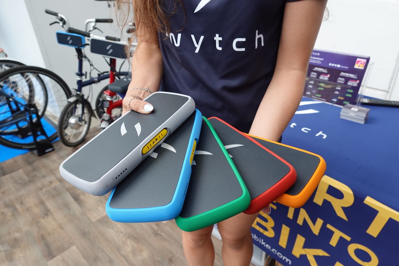 Swytch electric bike conversion kit's new battery is pocket sized!