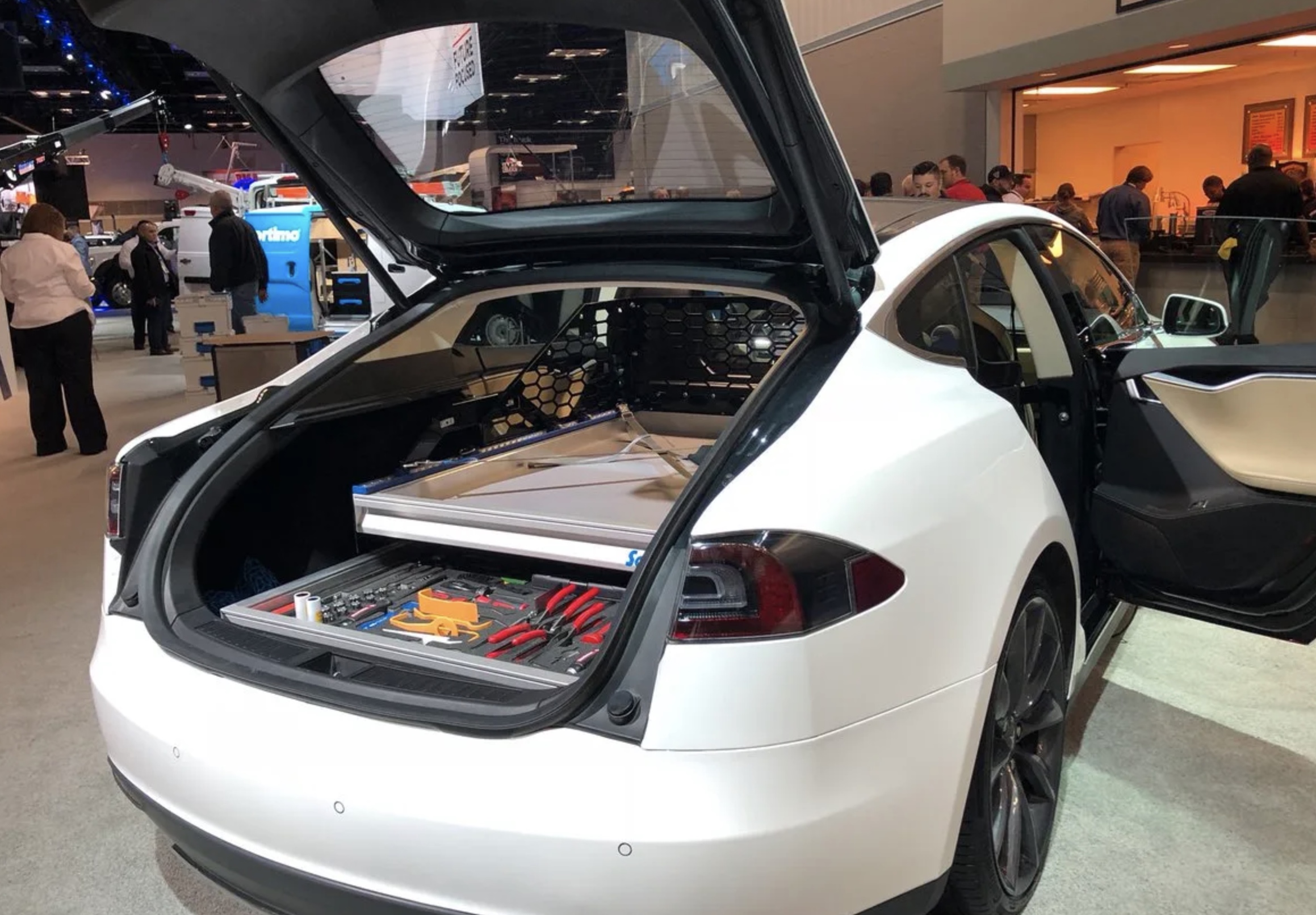 Tesla starts converting its energy fleet to Model Y electric SUVs ...