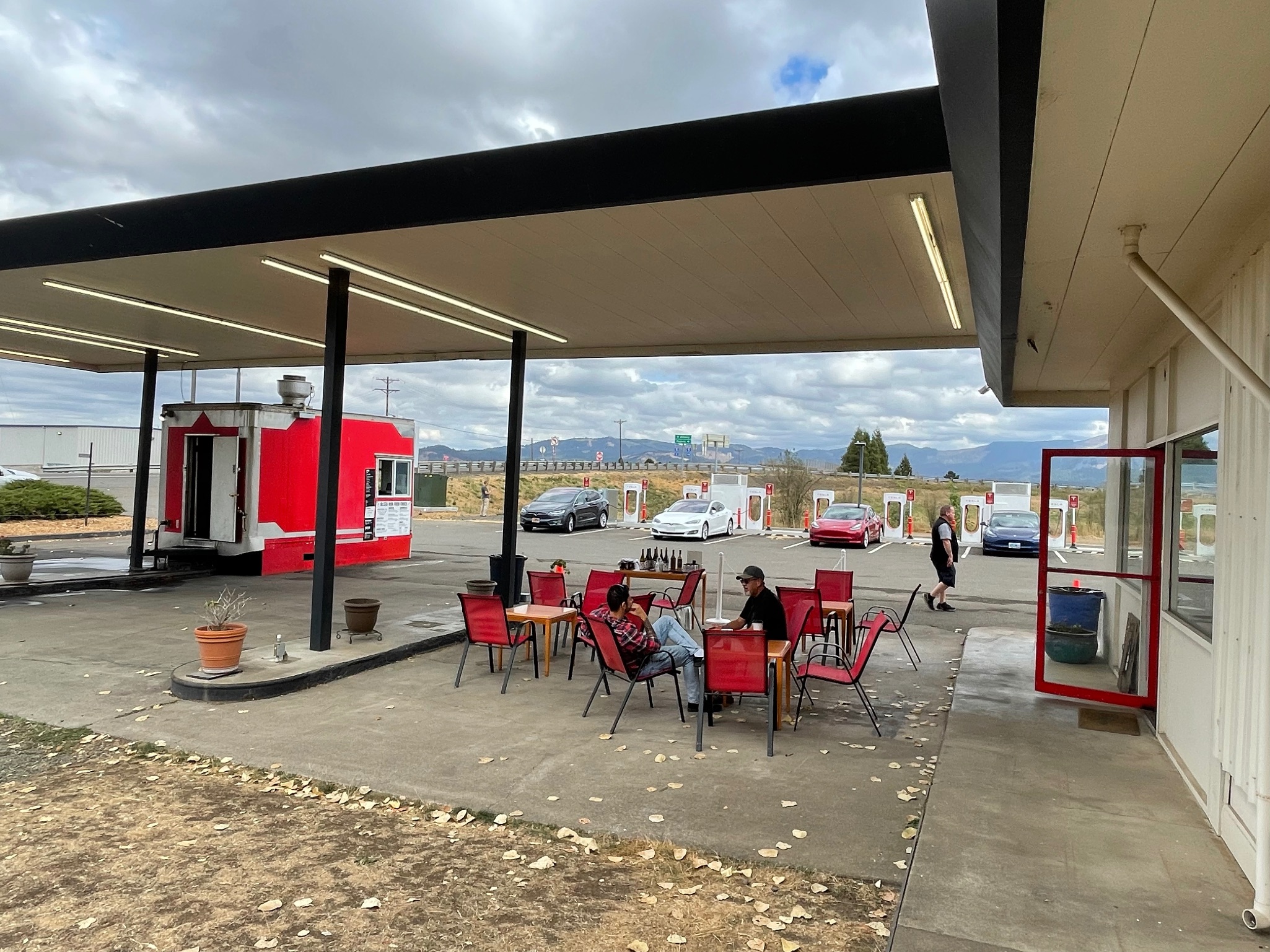 I took a 2,200 mile electric roadtrip with no prep. It was easy. What's ...