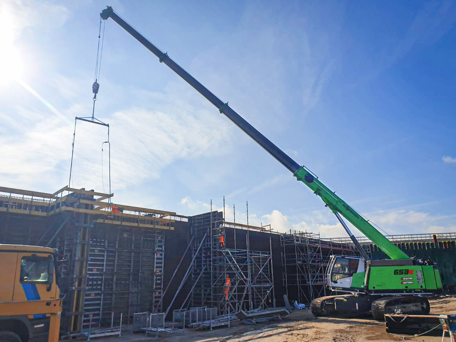 Check out this new electric telescopic crawler crane – the first in its ...
