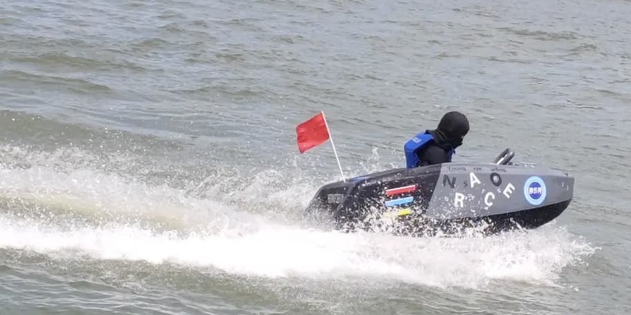 This affordable one-seater mini electric jet boat hits 30 mph!