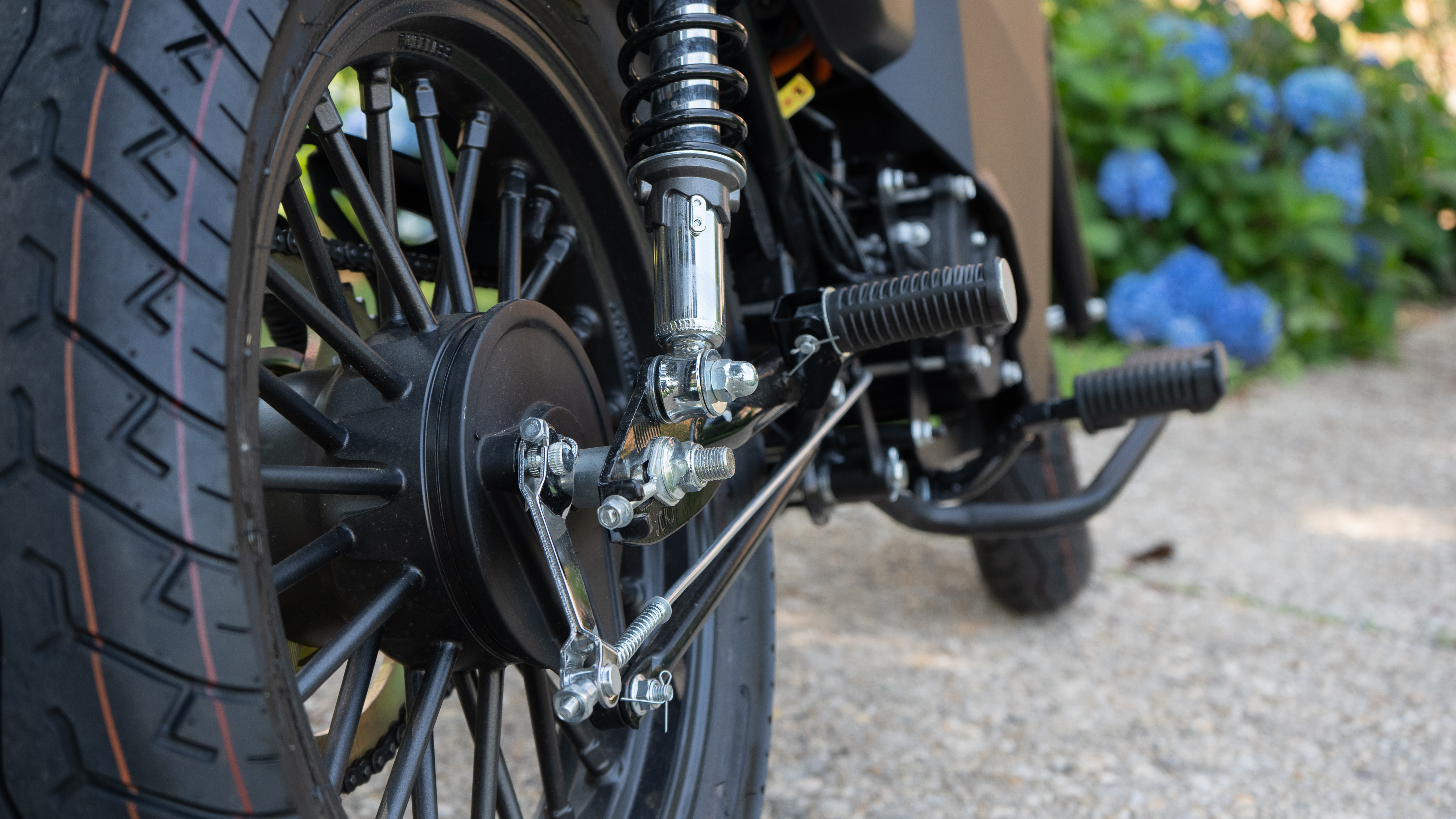 Revolve’s stylish 60 mph electric cafe racer takes a few turns | Electrek