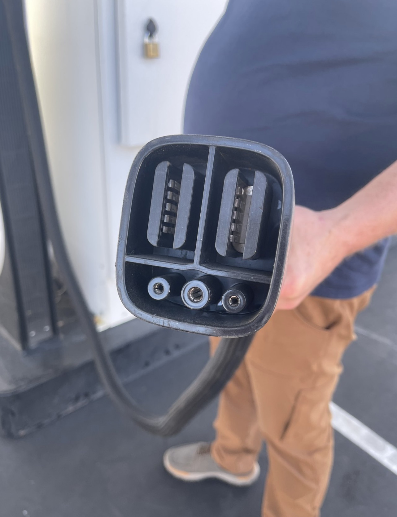 Close look at Tesla's massive Megacharger for its Tesla Semi electric ...