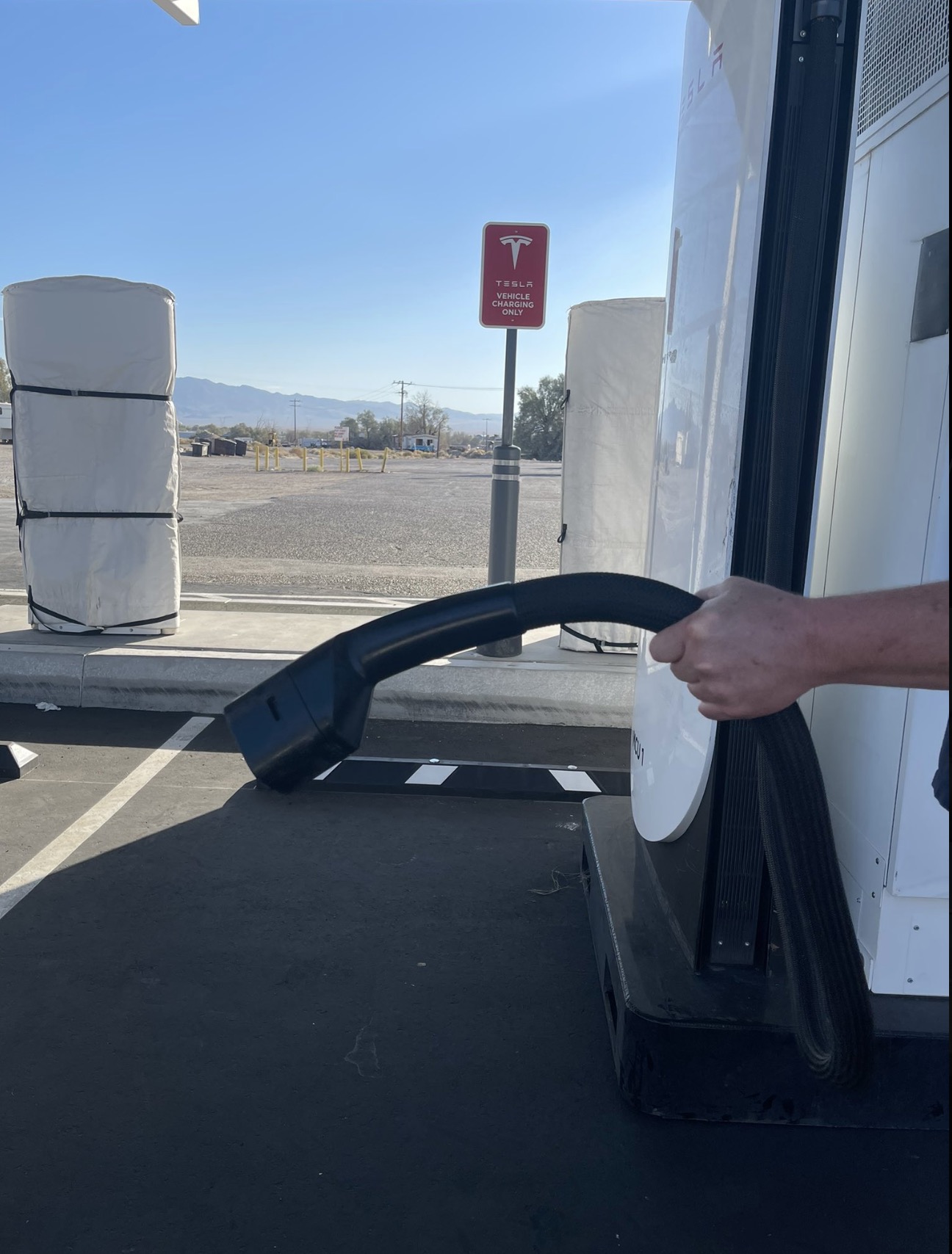 Close look at Tesla's massive Megacharger for its Tesla Semi electric ...