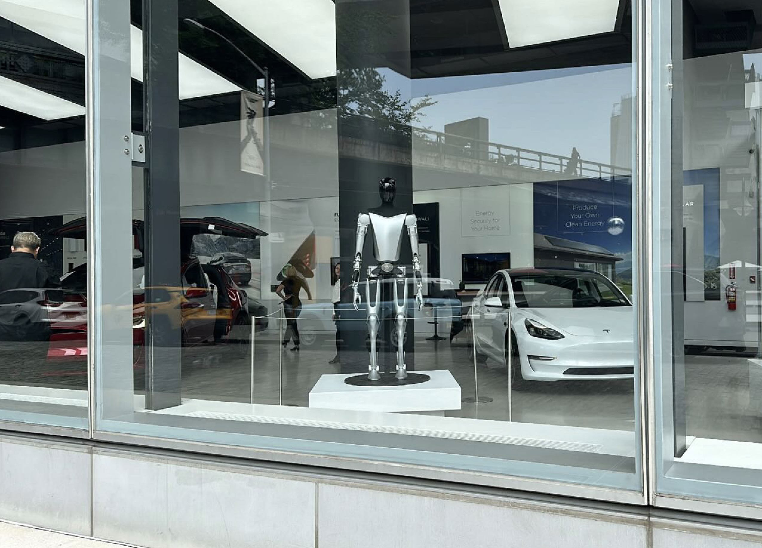 Tesla Optimus robot arrives in stores; you can see one in NYC | Electrek