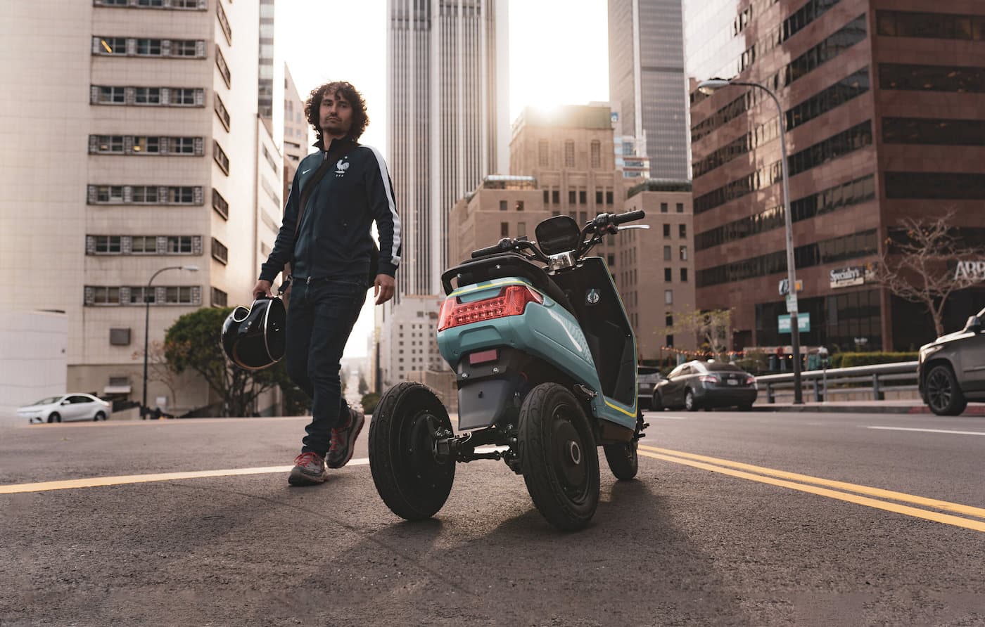 X-OTO electric moped leans on 3 wheels, no moto license needed