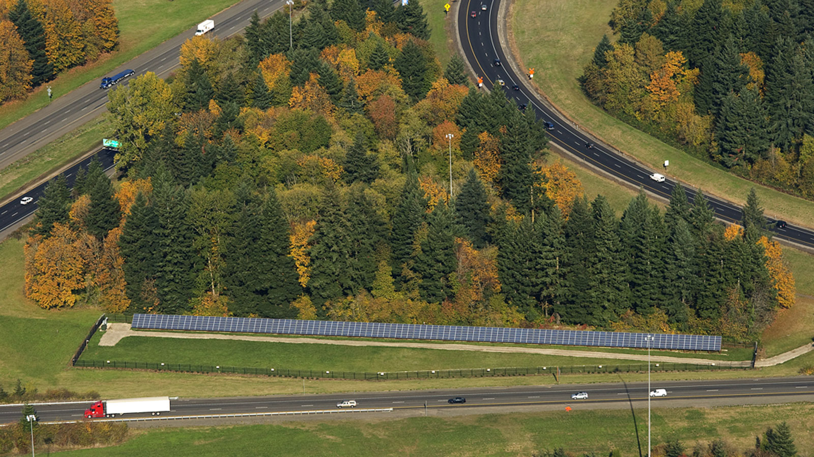 Why putting solar panels beside highways is a no-brainer | Electrek