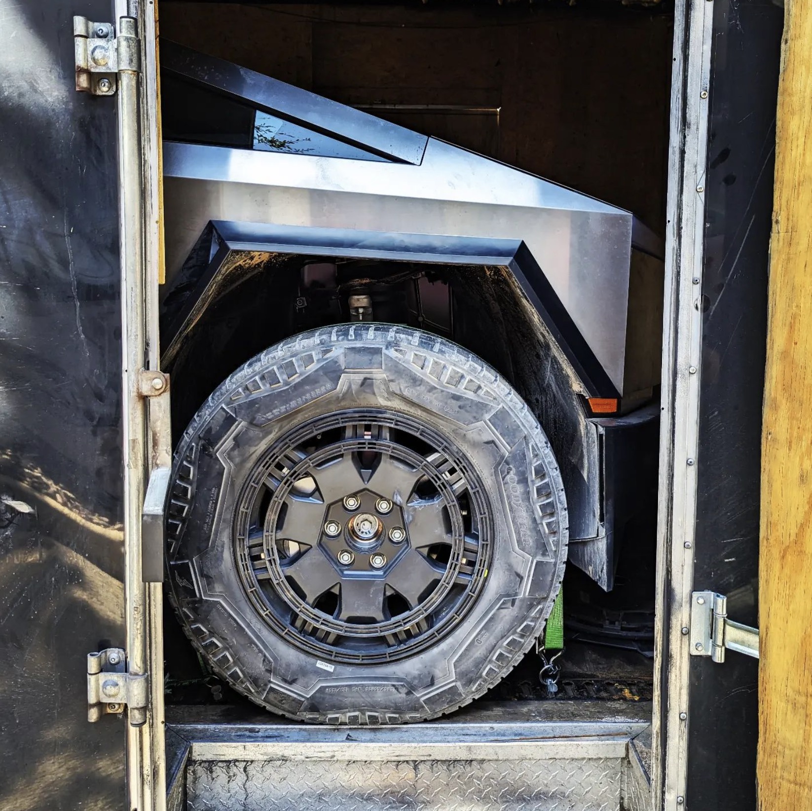 A close look at Tesla Cybertruck’s monster wheels | Electrek