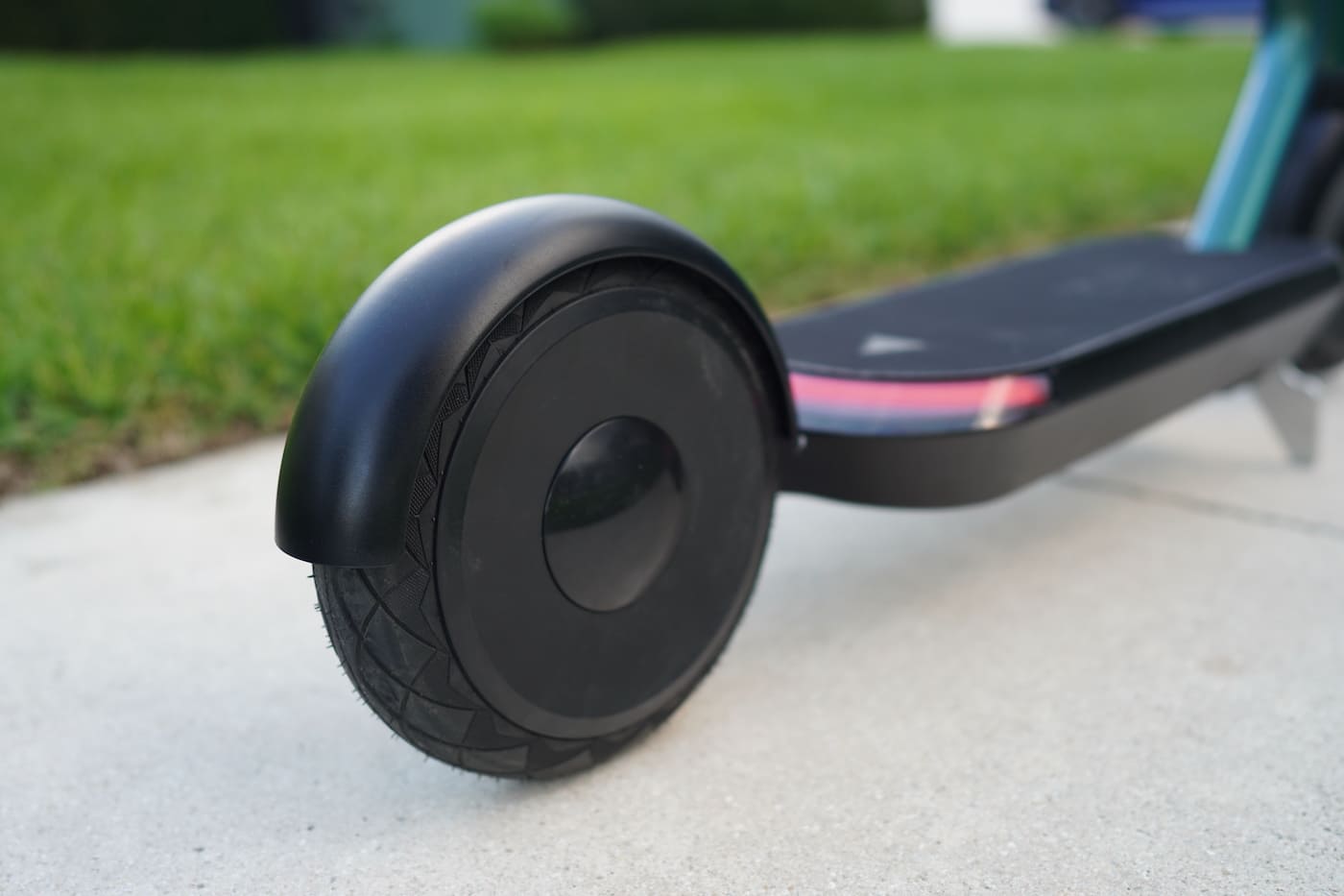 Äike T review: This European electric scooter charges with USB-C
