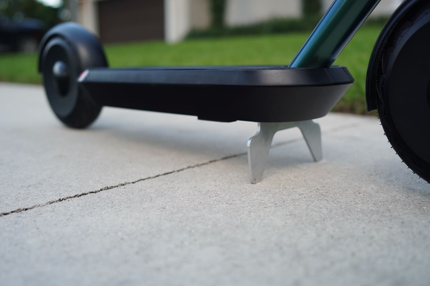 Äike T review: This European electric scooter charges with USB-C