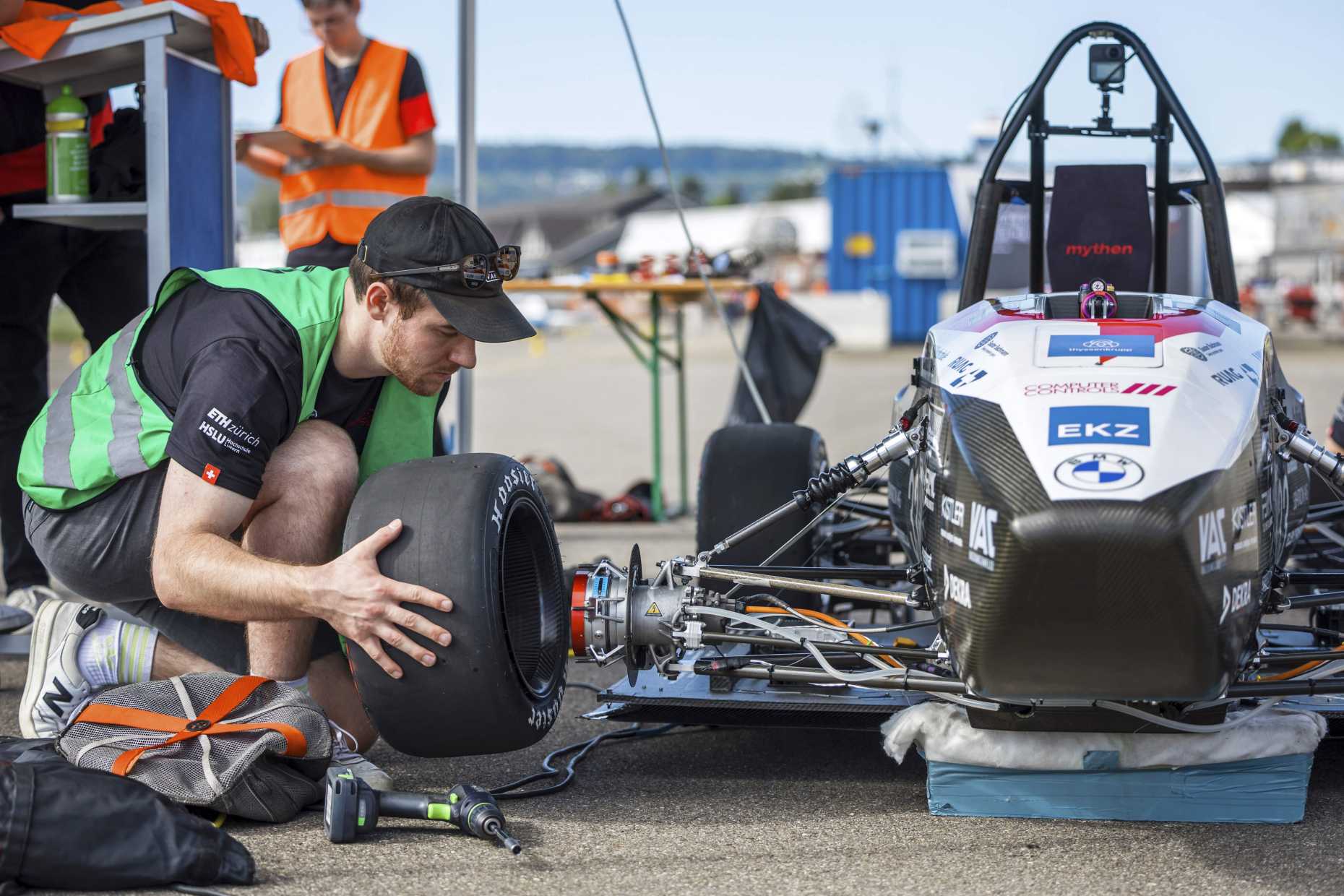 Hand-built electric car crushes EV acceleration world record [video]
