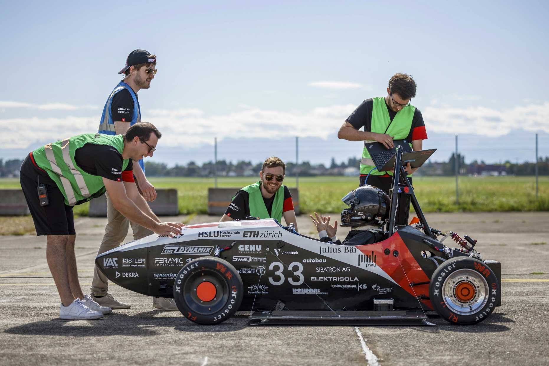 Hand-built electric car crushes EV acceleration world record [video]