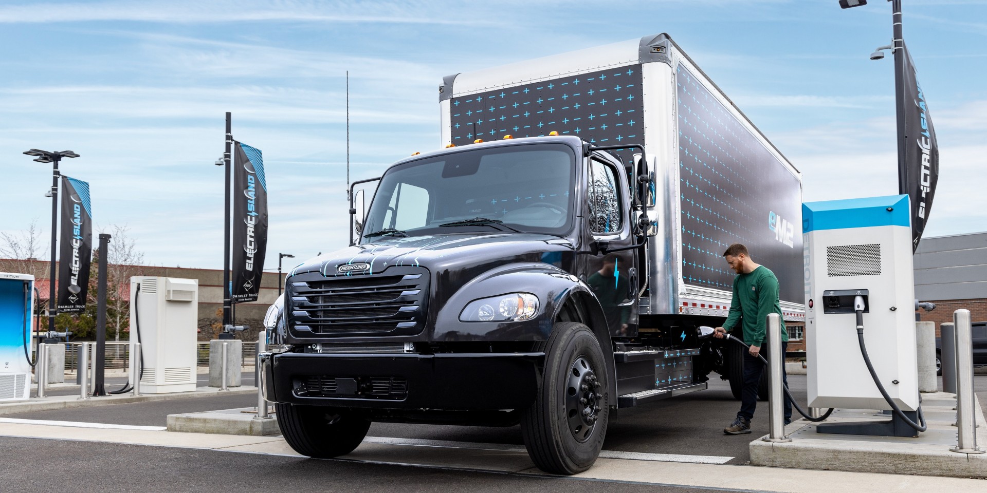 In the US, Daimler's eM2 electric box trucks are rolling off the ...