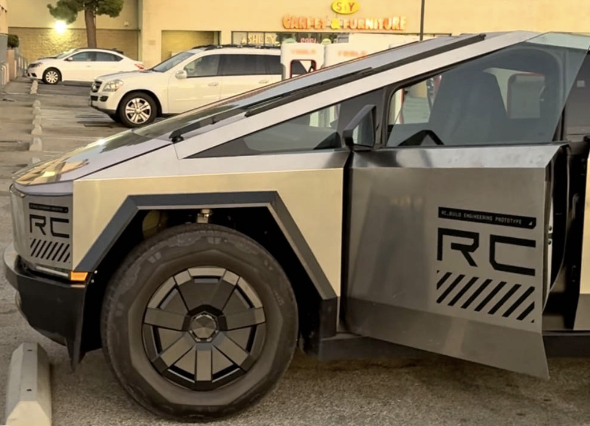 Tesla Cybertruck breaking down at Supercharger gives size comparison ...