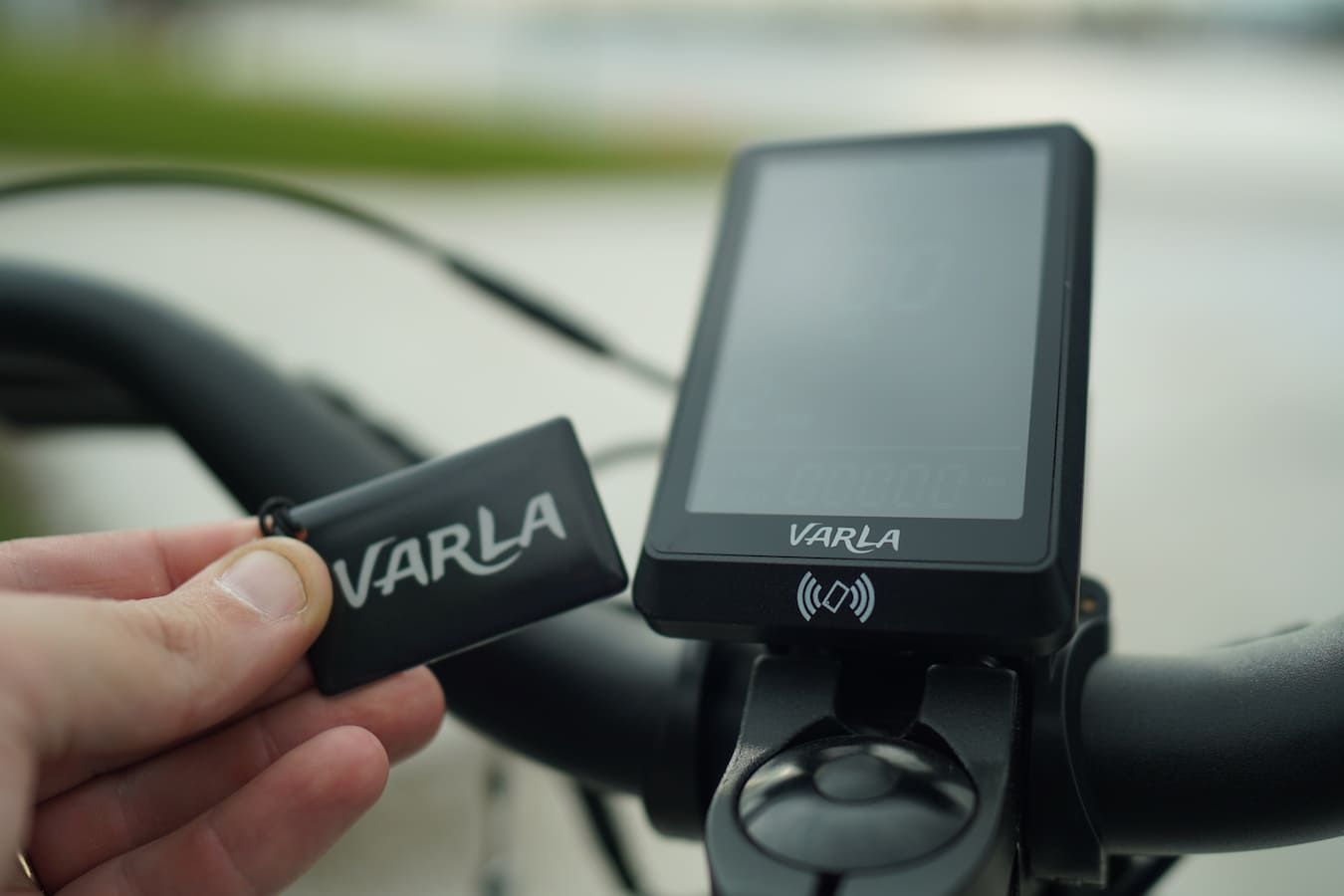 Riding a 40 MPH electric scooter?! Varla Eagle One V2.0 review