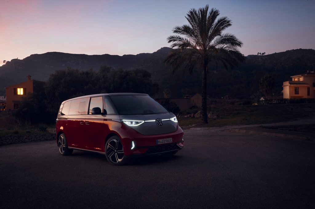 Hop on the magic bus: VW debuts souped-up AWD ID. Buzz GTX with 335 hp ...