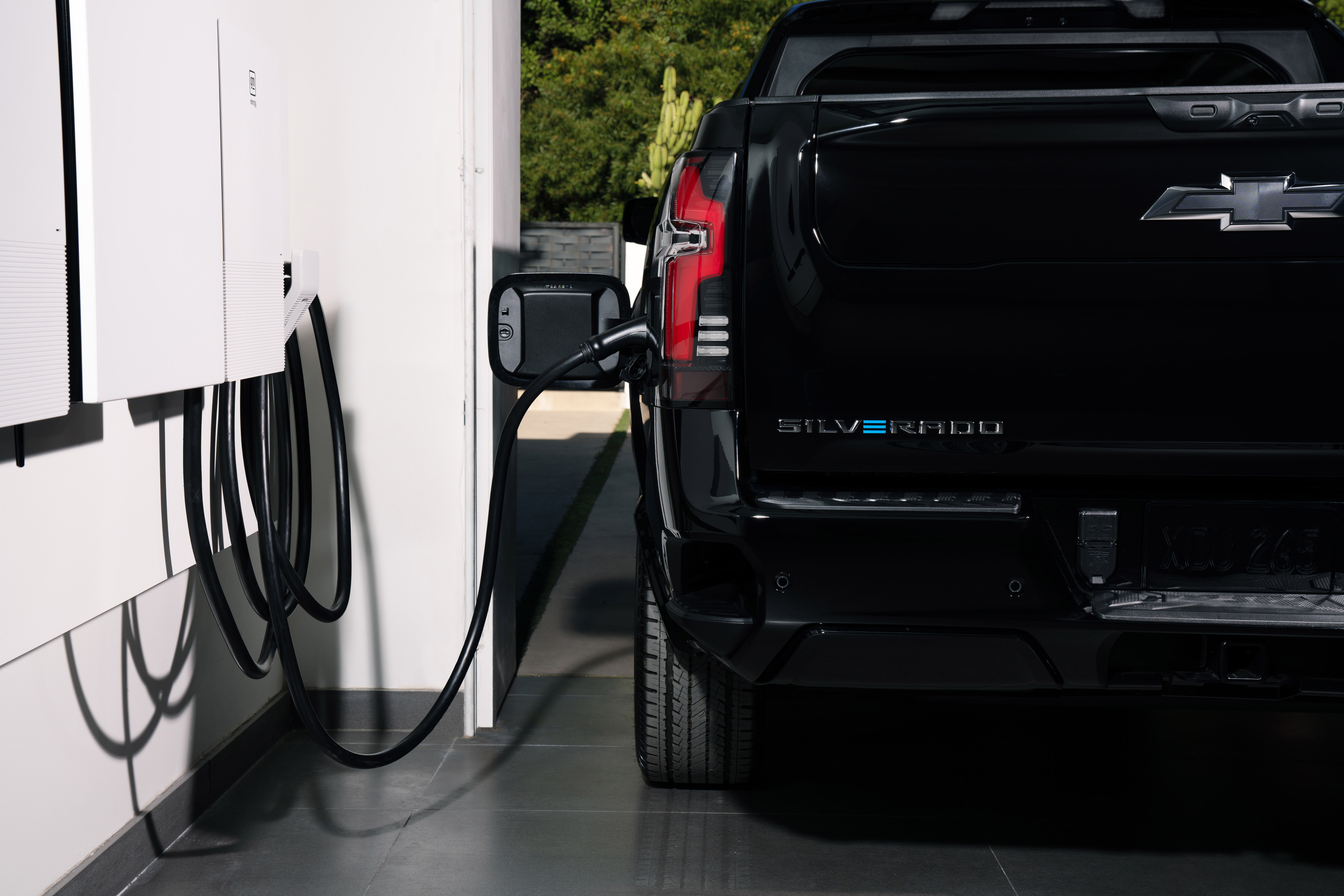 GM demos its new Energy products by running a mansion off a Silverado EV