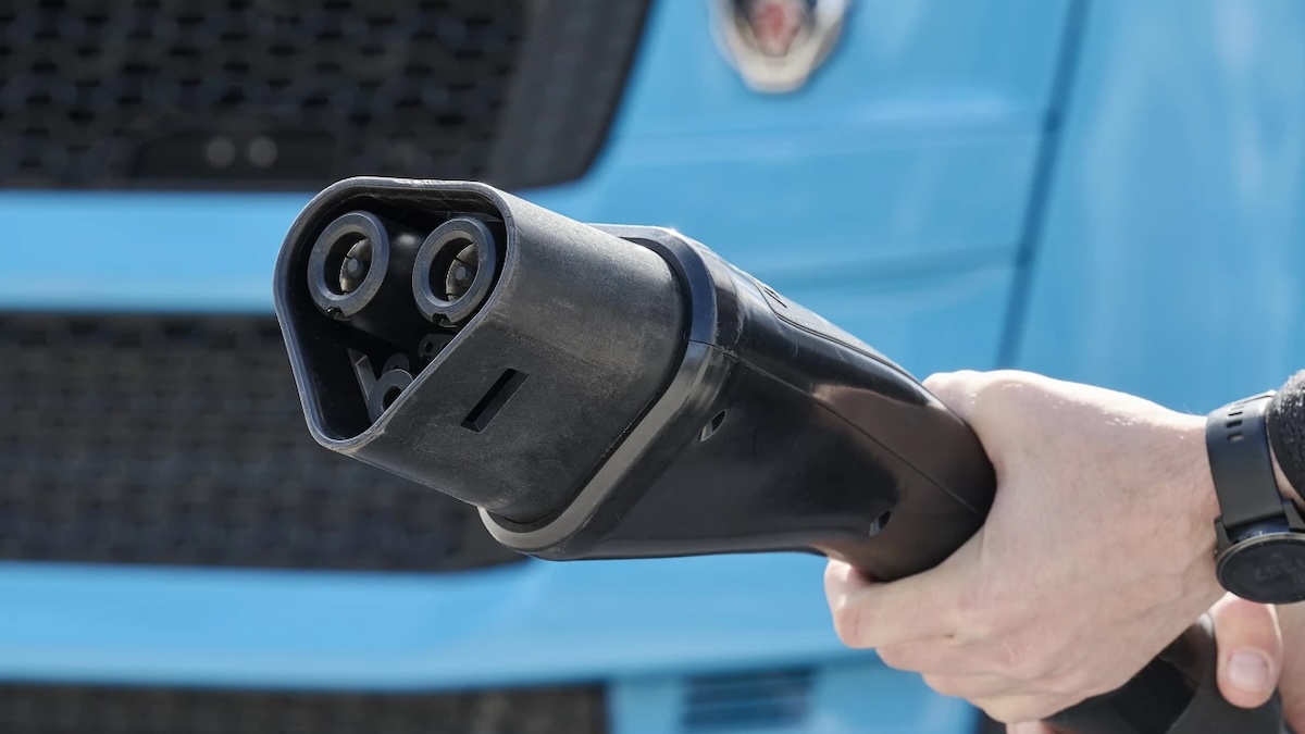 Shell opens first megawatt EV charging station for land AND sea